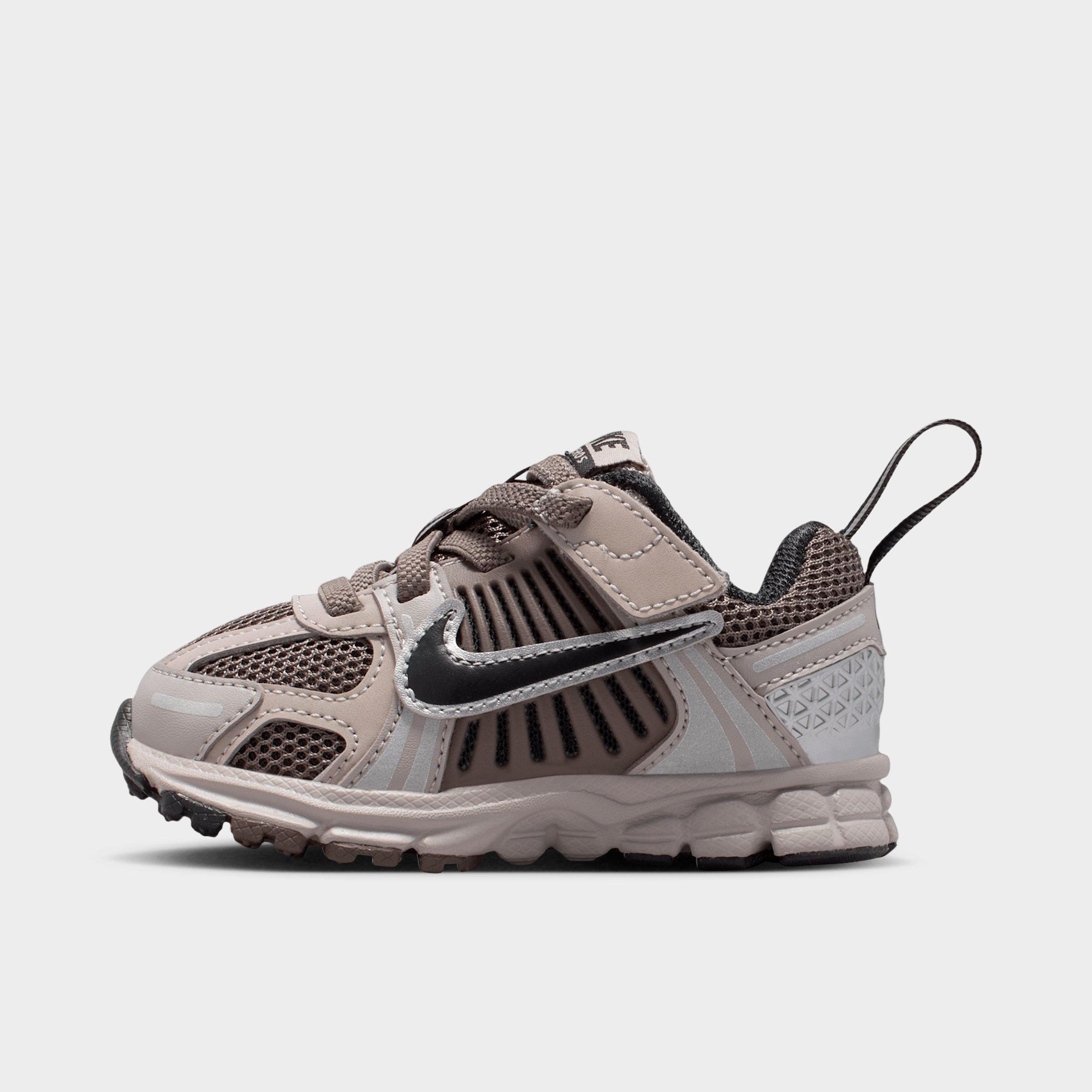 Click here for Nike Kids Toddler Vomero 5 Stretch Lace Casual Sho... prices